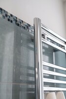 Um polibã, um chuveiro fixo, produtos de higiene exclusivos 