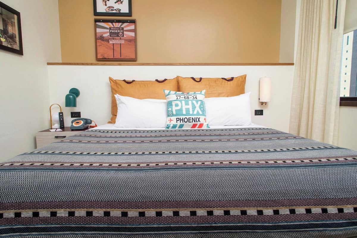 Quarto Básico, 1 cama king-size | Secretária, cortinas/cortinados opacos, Wi-fi grátis