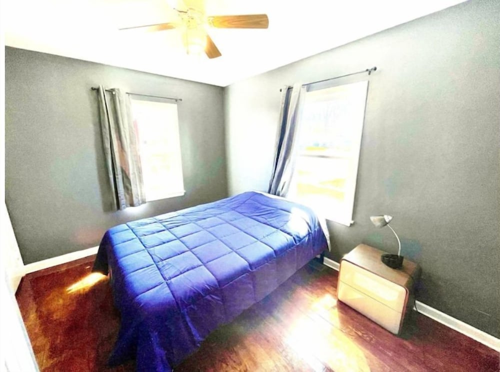 5 Bedroom 2 Bathroom House, Walk To Notre Dame, Safe Area - Notre Dame, IN