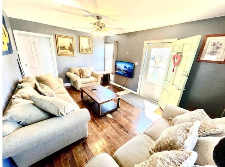 5 Bedroom 2 Bathroom House, Walk To Notre Dame, Safe Area - Potawatomi Zoo, South Bend