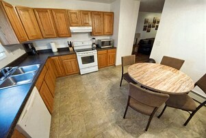 Apartamento Superior, várias camas, não fumadores, cozinha | Kitchenette privada | Um frigorífico/congelador grande, um micro-ondas, um forno 
