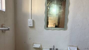 Um polibã, um chuveiro fixo, toalhas fornecidas