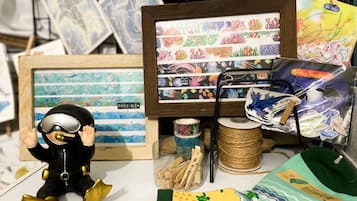 Exposição de diversos objetos, incluindo um quadro emoldurado, uma figurina e alguns materiais de artesanato.