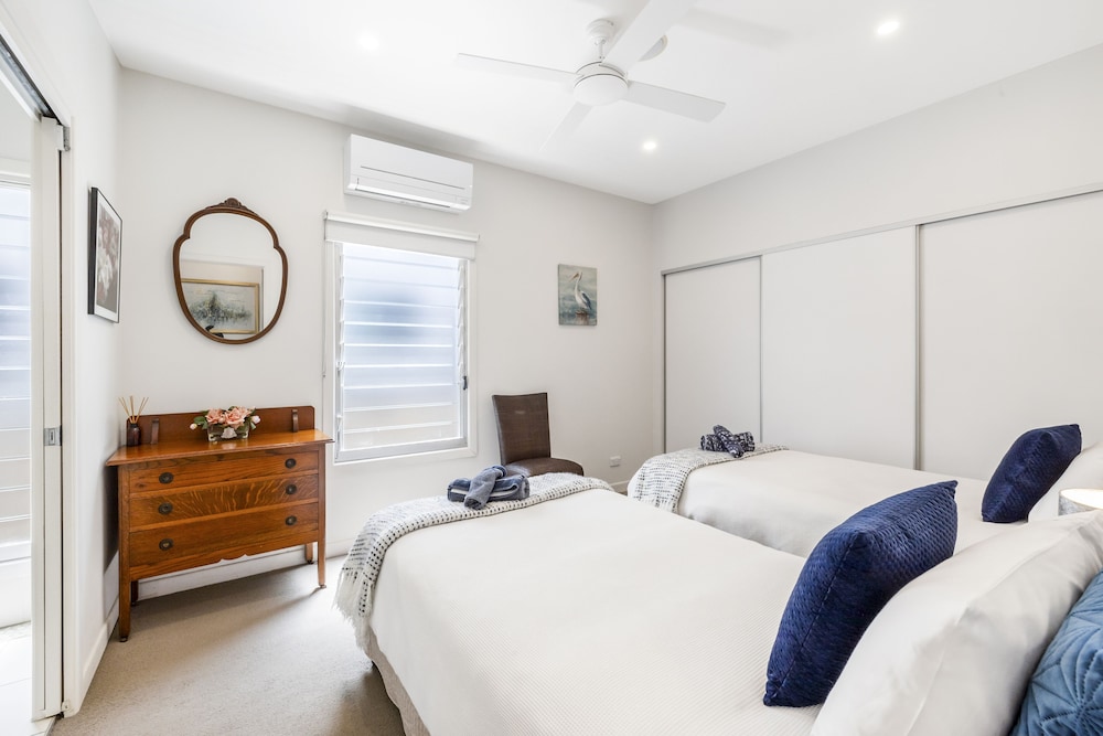 On Esplanade Own 2 Bedroom Flat & Pool, Close To Manly Cafe Precinct - Brisbane