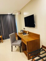 Quarto casal conforto | Escrivaninha, cortinas blackout, ferros/tábuas de passar roupa
