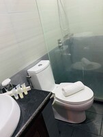 Quarto duplo luxo | Banheiro | Produtos de toalete grátis, chinelos, bidê, toalhas de banho