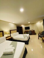 Quarto quádruplo família | Escrivaninha, cortinas blackout, ferros/tábuas de passar roupa