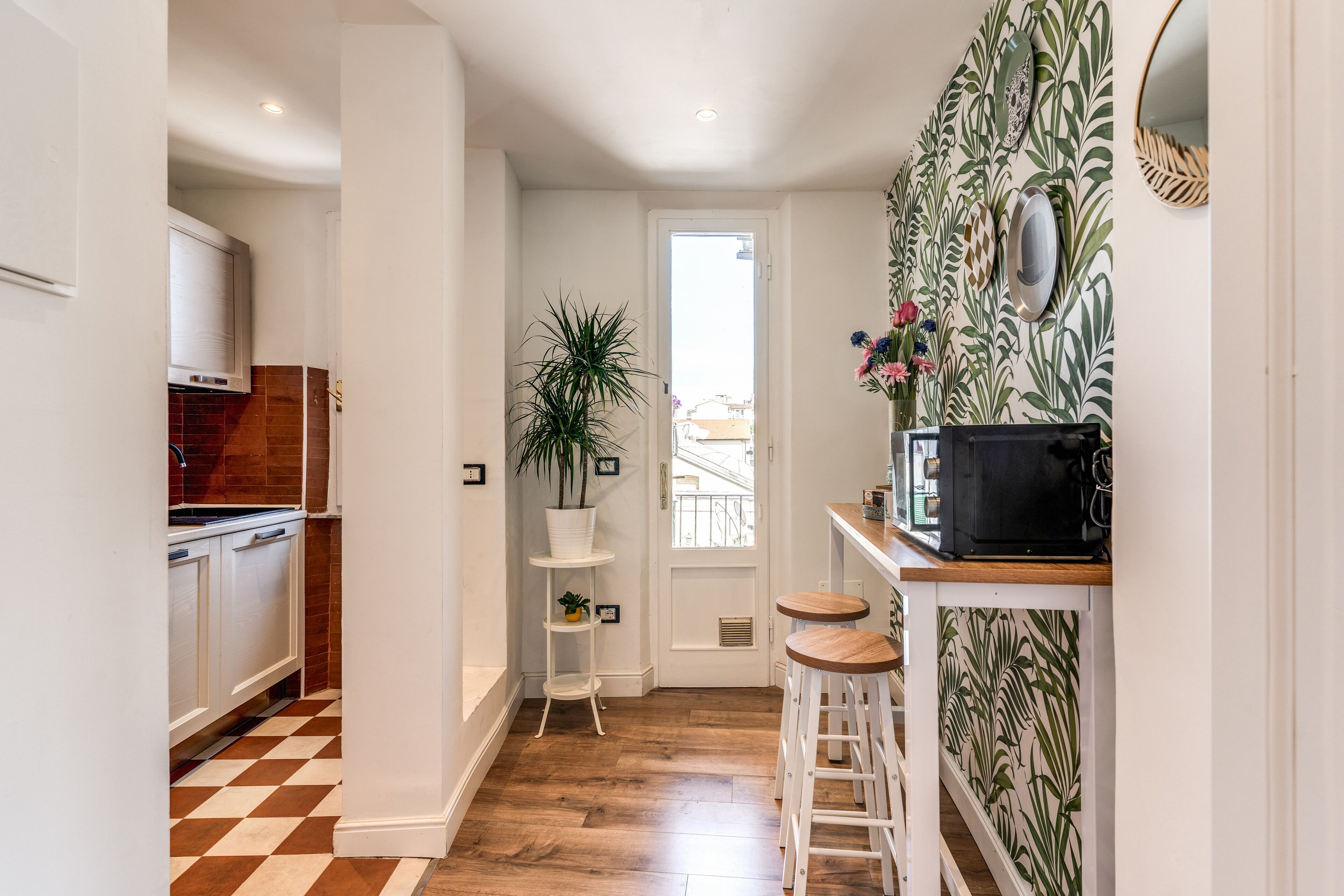 Apartamento de Luxo | Cozinha privada | Um frigorífico/congelador grande, um micro-ondas, um forno 