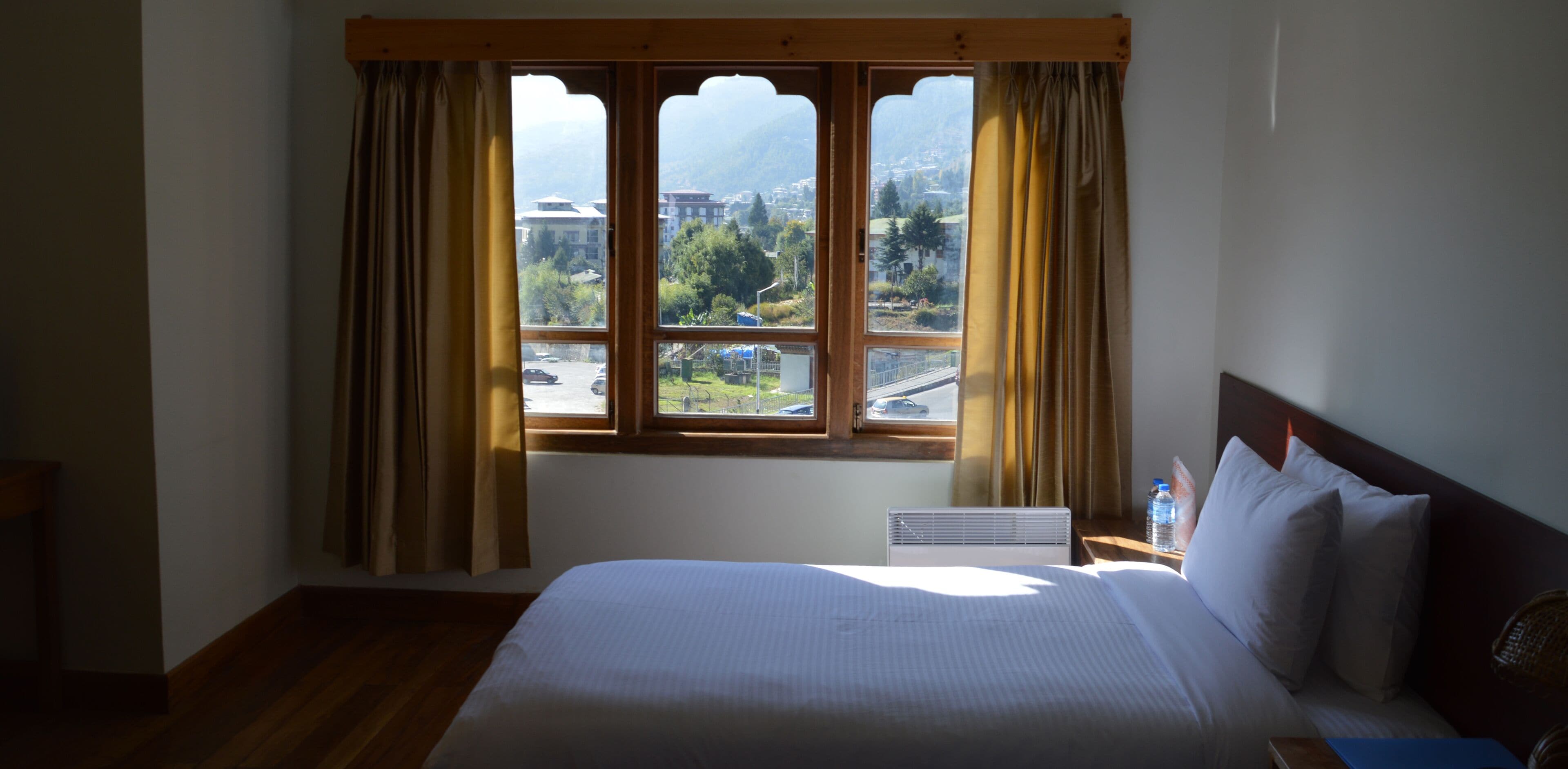 Quarto Duplo ou Twin Standard, 2 camas individuais, não fumadores, vista para a montanha | Camas de colchão viscoelástico, minibar, secretária, Wi-fi grátis 