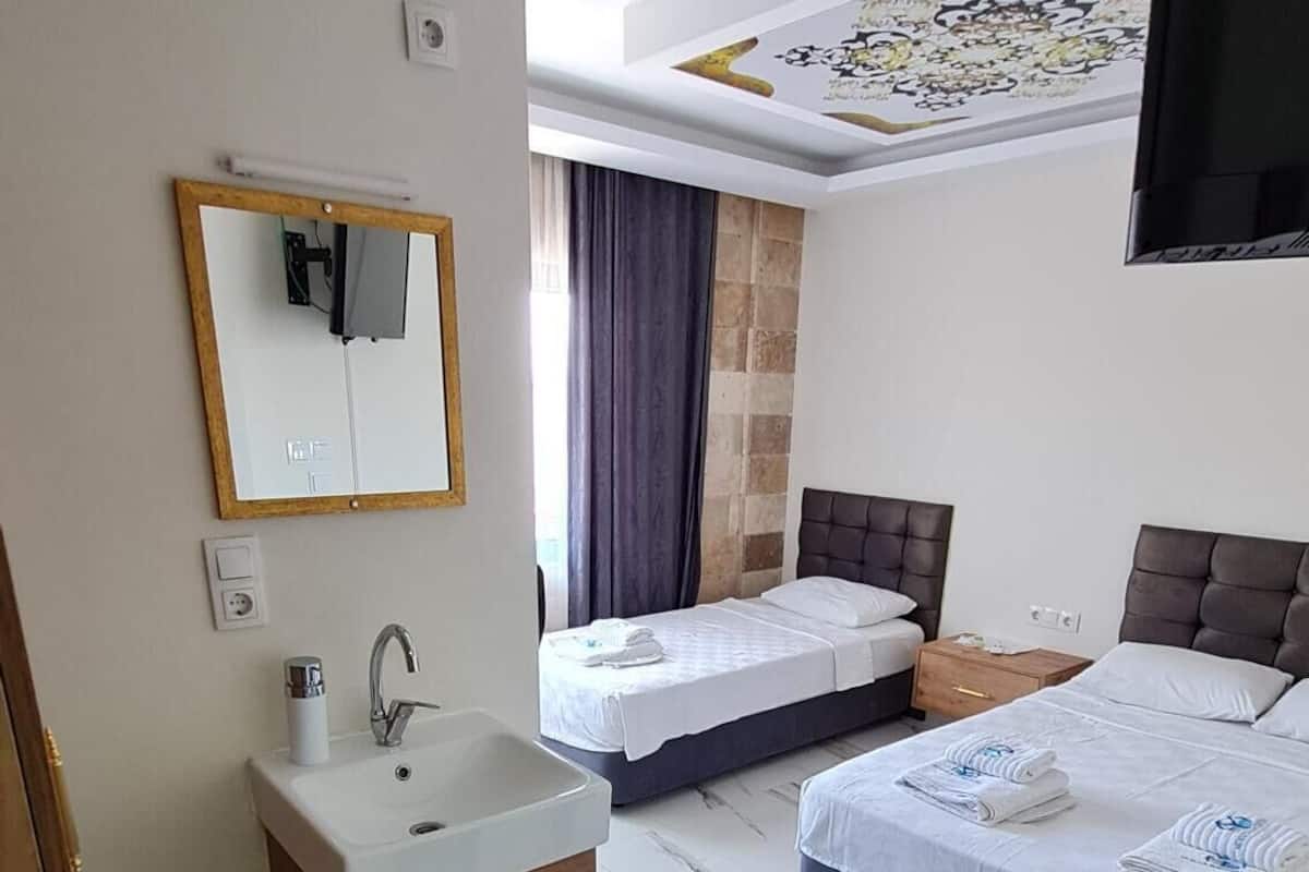 Quarto Triplo Deluxe | Secretária adequada para computadores portáteis, Wi-fi grátis