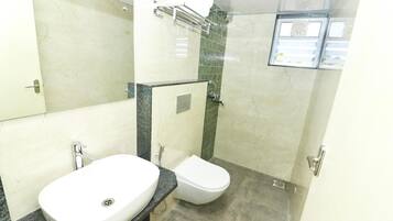 Quarto casal executivo | Banheiro | Chuveiro, produtos de toalete grátis, toalhas de banho