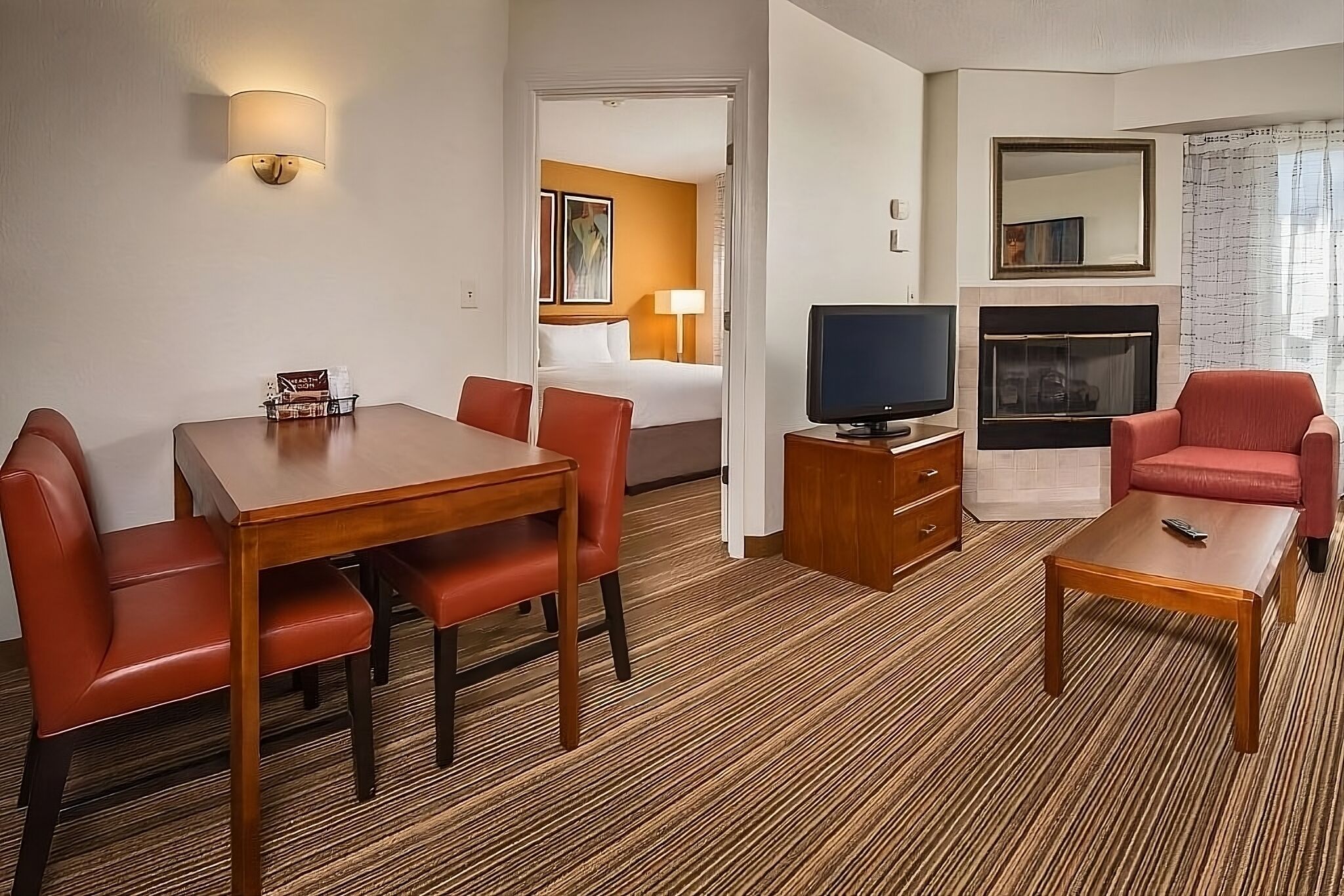 Modern Convenience Meets Comfort In Charleston! Pool, Pets Are Allowed Here - Charleston, WV
