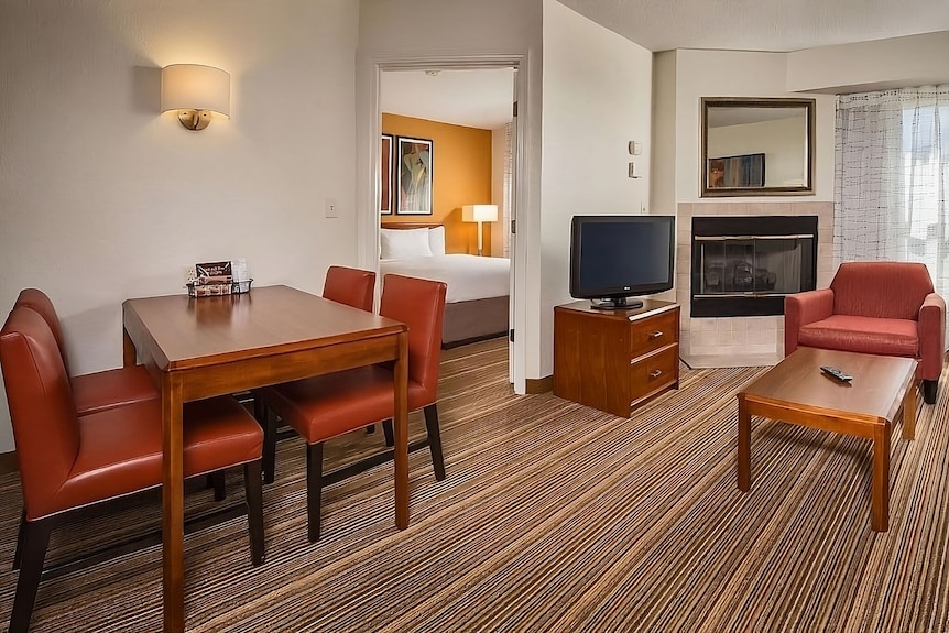 Modern Convenience Meets Comfort In Charleston! Pool, Pets Are Allowed Here - Charleston, WV