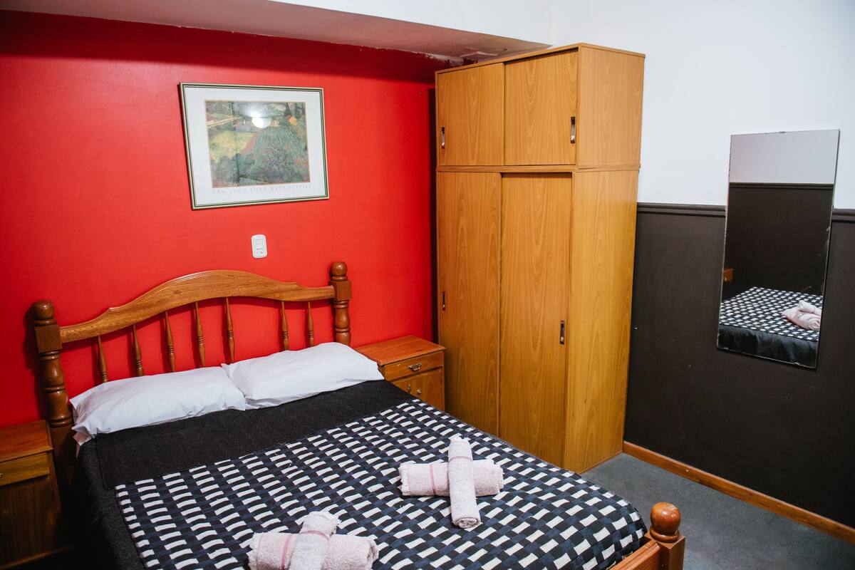 Quarto básico | Wi-Fi de cortesia, roupa de cama