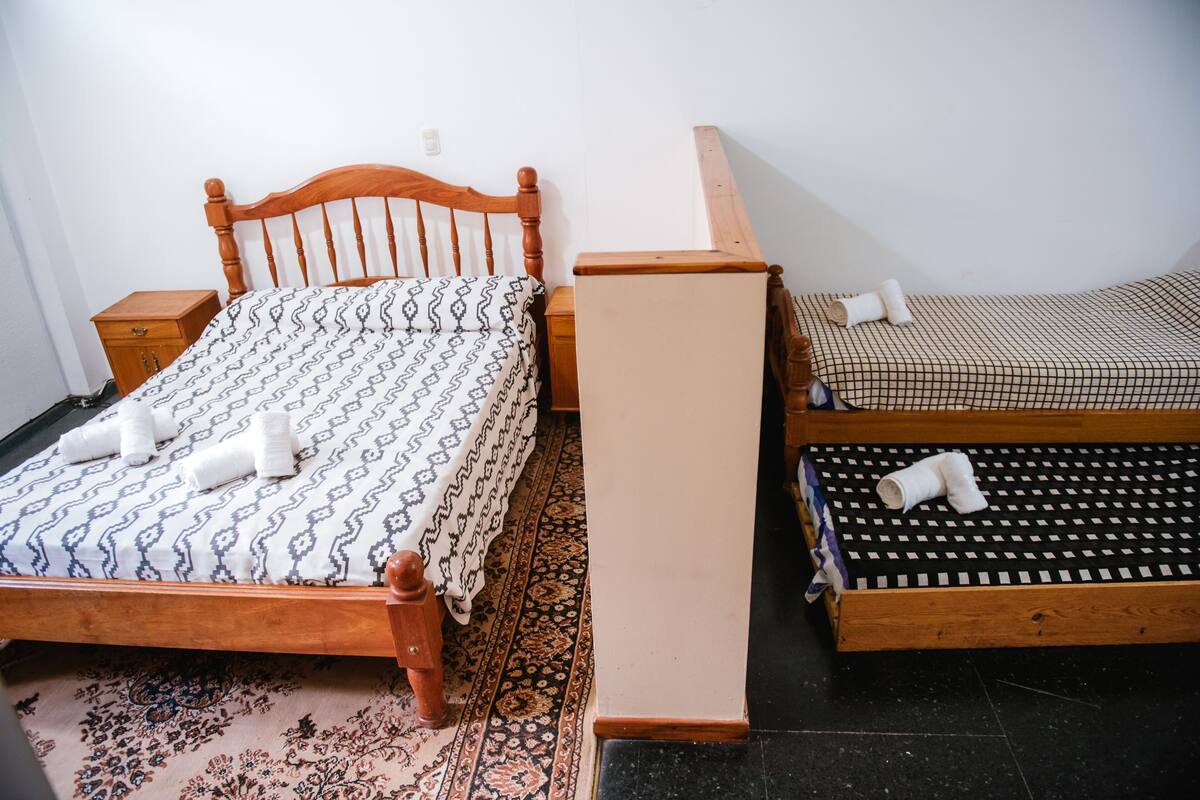 Quarto básico | Wi-Fi de cortesia, roupa de cama
