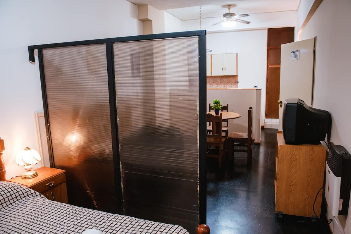 Quarto básico | Wi-Fi de cortesia, roupa de cama