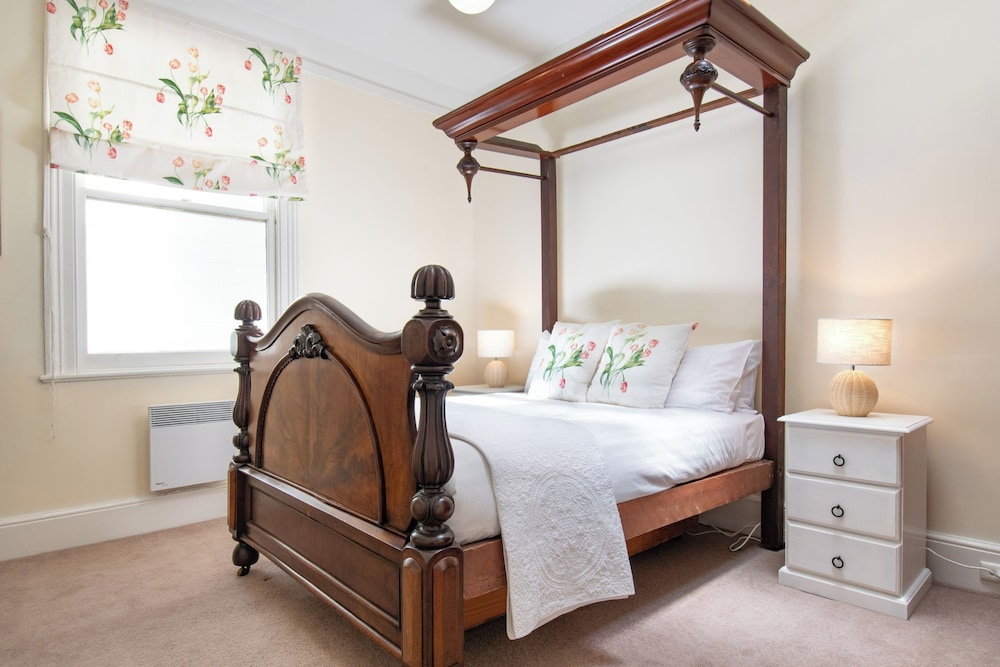Charming On Charles - Launceston