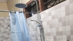 Quarto Duplo Básico | Casa de banho | Toalhas fornecidas 