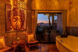 Suíte Shiva com Banheira de Imersão Interna | Banheira de imersão