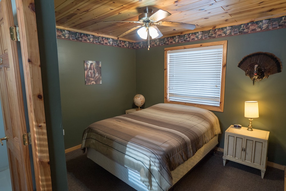 Aspen Cottage 2BR 2BA only 1 mile to Crystal Mtn - Manistee County | Vrbo