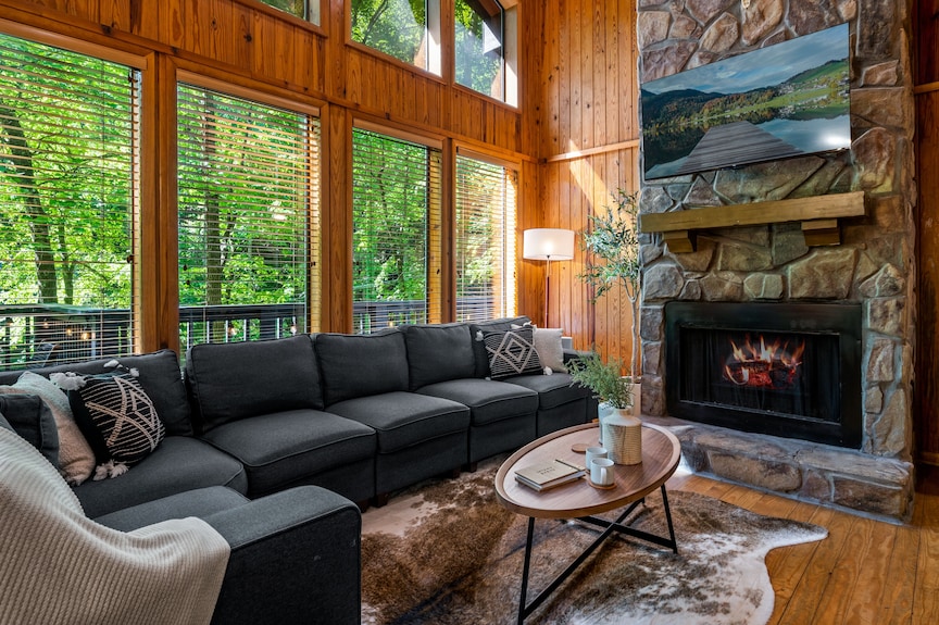 New Escape To Sugar Chalet: Modern Rustic Retreat - Gatlinburg, TN