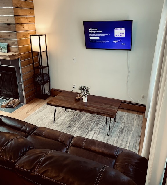 Entire Townhome! Near Airport, Restaurants, And Trails! Small Back Yard! - Anchorage, AK