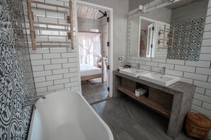 Quarto casal luxo, 1 quarto, para não fumantes, vista para o jardim | Banheiro | Produtos de toalete grátis, secador de cabelo, roupões de banho
