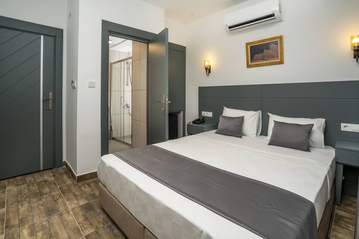 Roupa de alta qualidade, minibar, Wi-fi grátis, roupa de cama fornecida