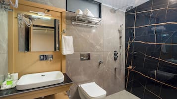 Quarto Quádruplo Familiar | Casa de banho | Um polibã, um chuveiro fixo, artigos de higiene pessoal grátis