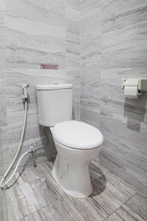 Quarto Duplo Deluxe | Casa de banho | Um polibã, toalhas fornecidas 