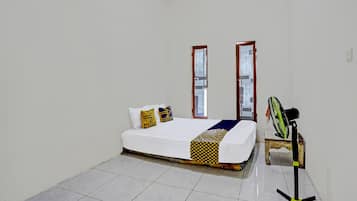 Quarto casal econômico | Espaço de trabalho para notebook, roupa de cama