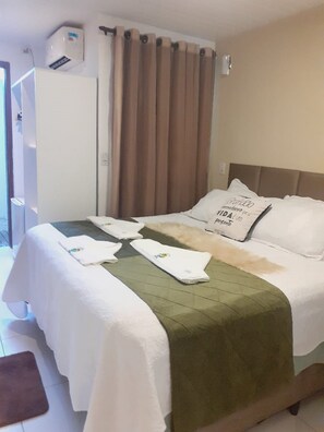 Minibar, roupa de cama fornecida