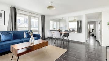 Apartamento | Sala de estar | Smart TV de 32 polegadas com canais via satélite, Netflix