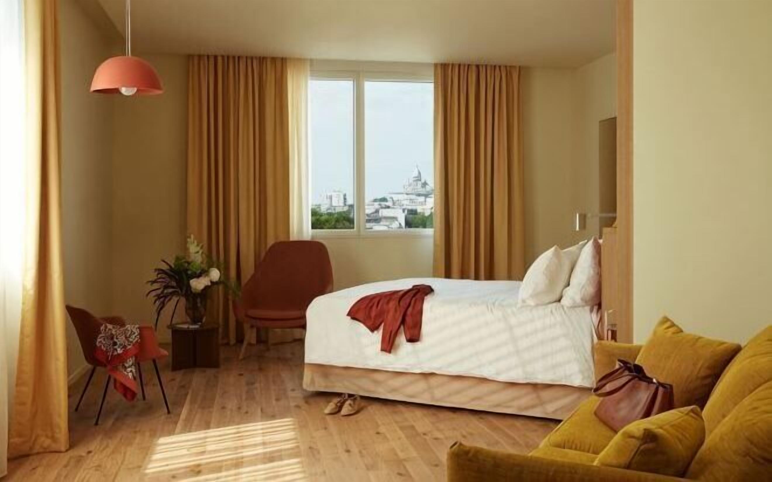 1 quarto, cofre com capacidade para portátil, secretária 