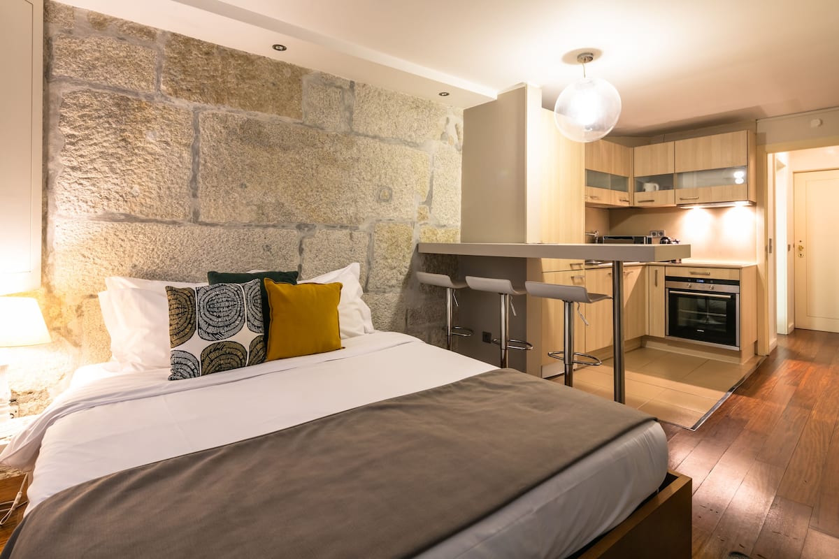 Apartamento Básico, não fumadores | Sala de estar | Smart TV de 42 polegadas com canais por cabo, televisor 