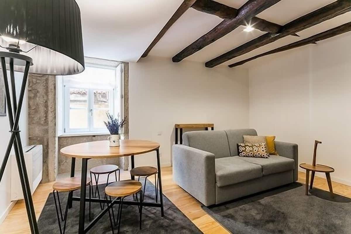Apartamento Comfort | Sala de estar | Smart TV de 42 polegadas com canais por cabo, televisor 