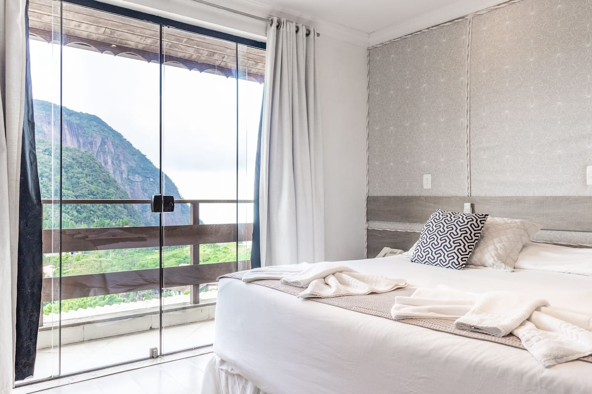 Luxo Superior com Hidro Dupla e Varanda | Ferro/tábua de engomar, Wi-fi grátis, roupa de cama fornecida