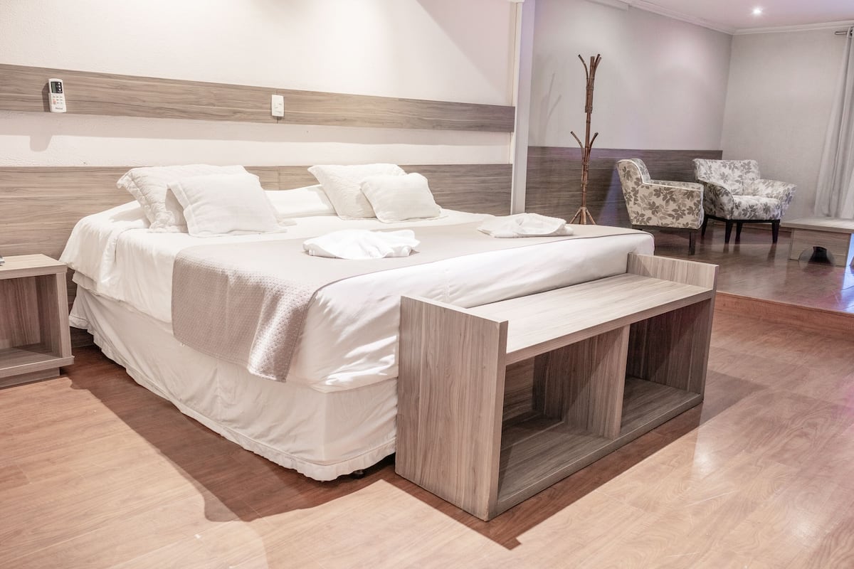 Ferro/tábua de engomar, Wi-fi grátis, roupa de cama fornecida