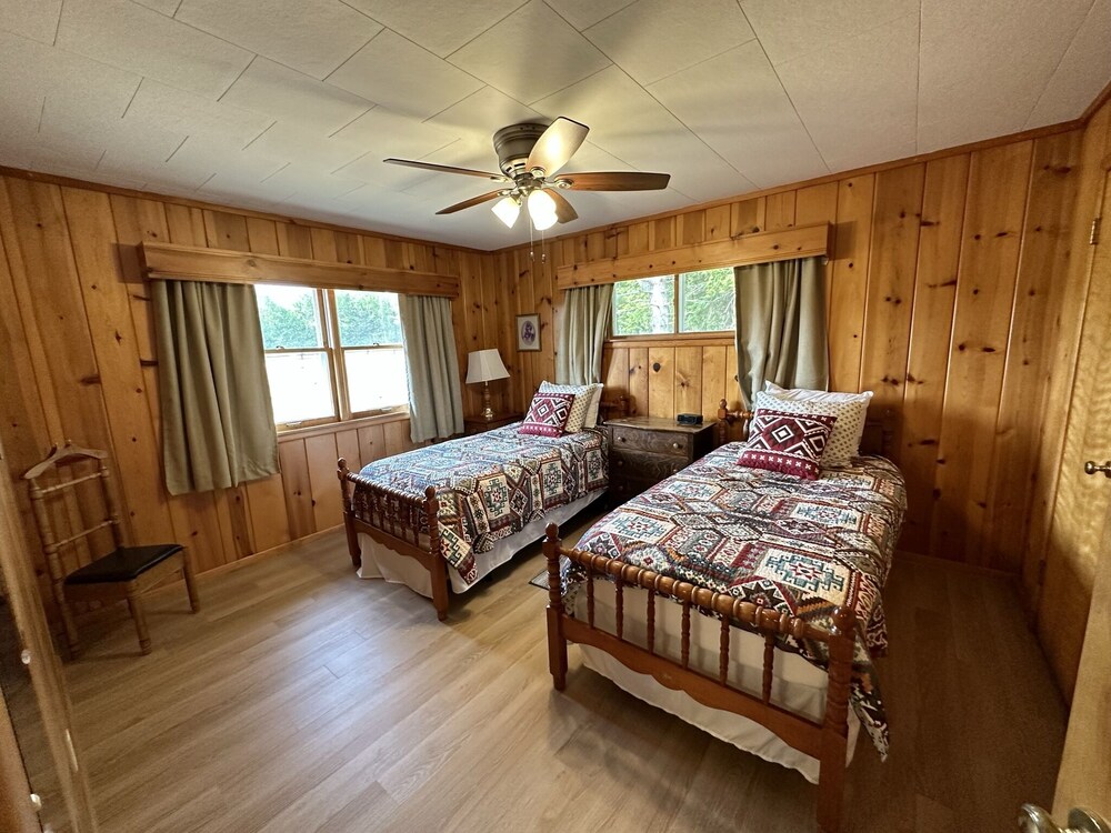 Beautifully renovated Red Dot Corporate Cabin! Crystal clear sandy ...