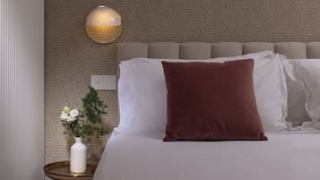 Quarto Duplo Deluxe, 1 cama king-size, vista para o mar | 1 quarto, roupa de alta qualidade, edredões de penas, minibar
