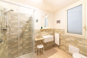Quarto quádruplo conforto | Banheiro | Produtos de toalete grátis, secador de cabelo, bidê, toalhas de banho
