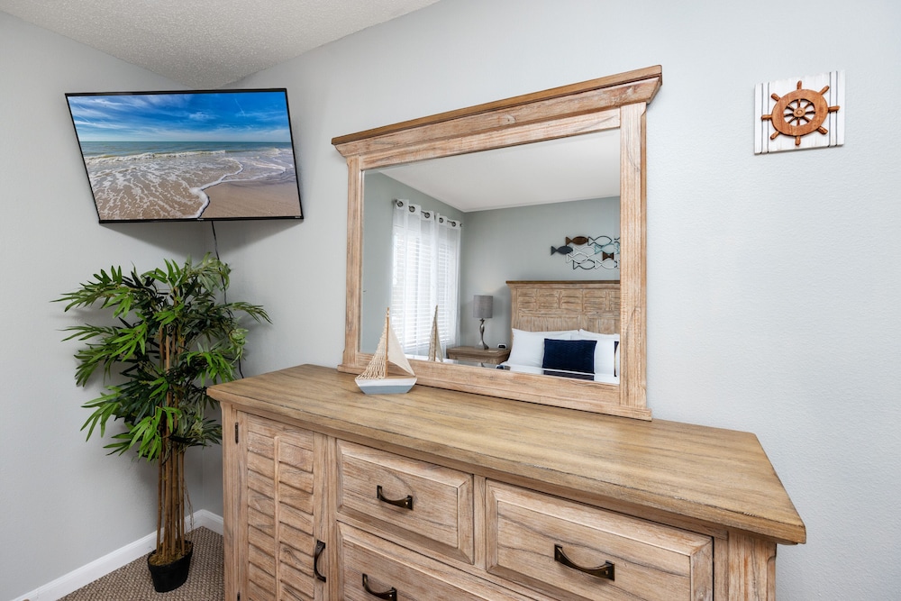 Resort Style Living 1/1 Condo With Pool And 10 Mins To The Beach -