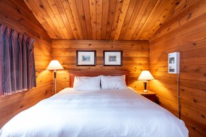 Cabana, 1 quarto, vista para o lago | Frigobar, ferros/tábuas de passar roupa, roupa de cama