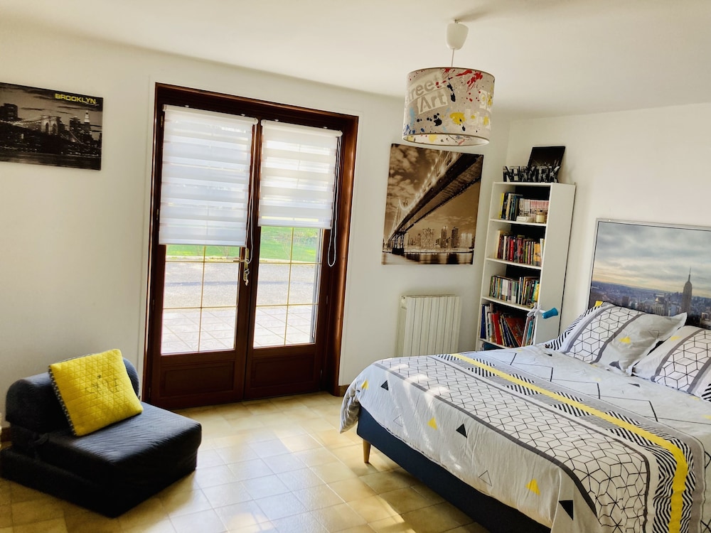 Vacation home for 10 people with swimming pool: 5 bedrooms (double beds ...