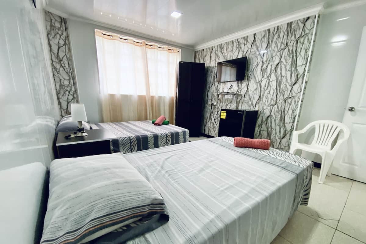 Habitación triple | 2 quartos, minibar, roupa de cama fornecida