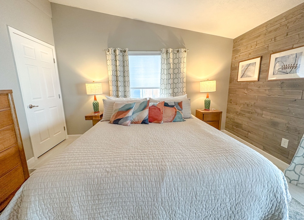 On The Lake! 5 Bedroom Lakefront Home - Vermilion | Vrbo