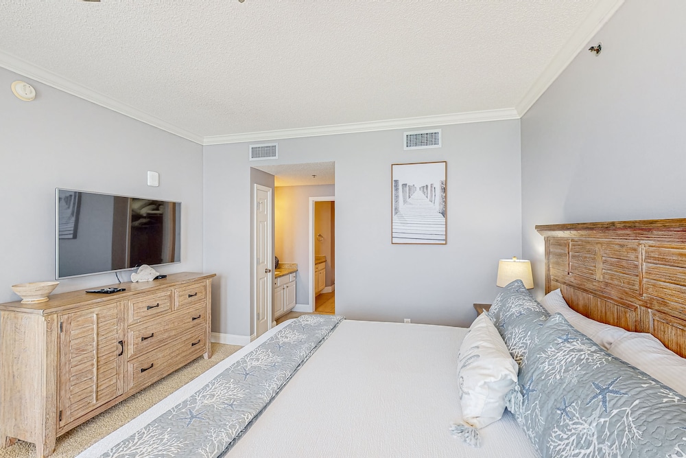 Oceanfront condo with pools, hot tub, tennis & gym - easy beach access ...