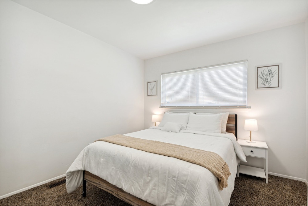 3 Bedroom Urban Retreat Close To Downtown - Warren, MI