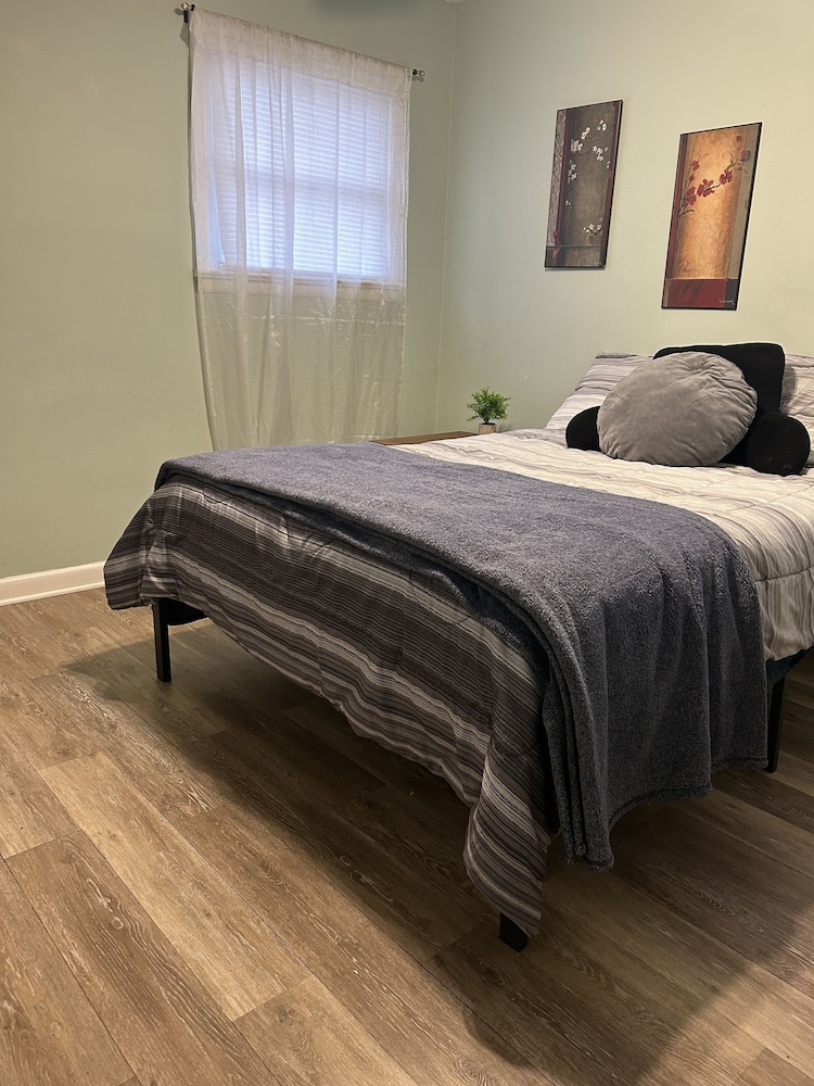 Cute Cozy Home! Great Location One Block From Mercy! - Springfield