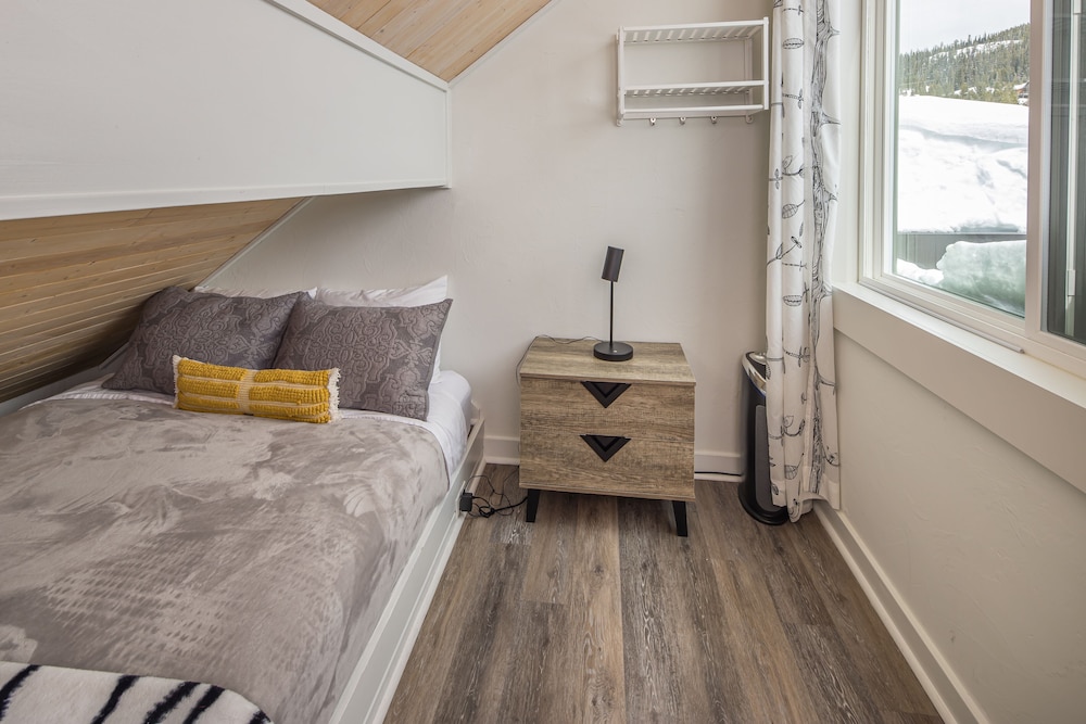 Newly remodeled, cozy loft condo with Mountain Views. Hill Condo Loft ...